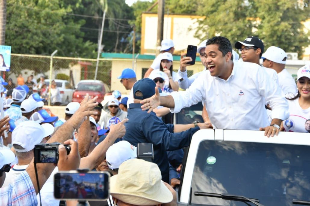 Kelvin Cruz encabezó multitudinaria caravana en La Vega